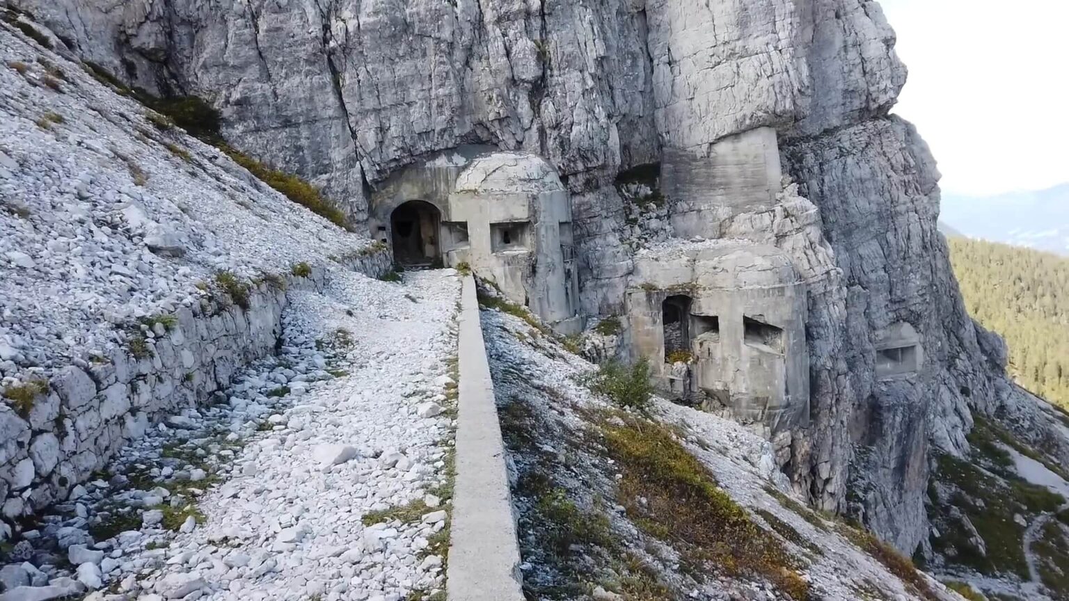 Erkundung des gewaltigen Bunkers aus dem Zweiten Weltkrieg in den Alpen ...